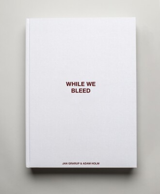 While We Bleed - The Limited Edition af Adam Holm - English Book - Gucca.dk