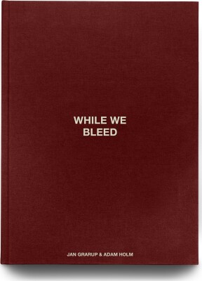 Køb While We Bleed af Jan Grarup - english book - Gucca.dk