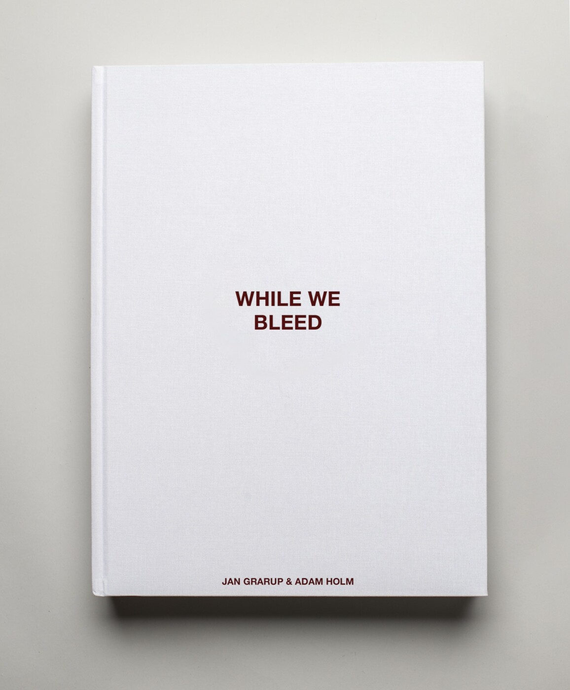 While We Bleed - The Limited Edition af Jan Grarup And Adam Holm - Hardback Bog - Gucca.dk