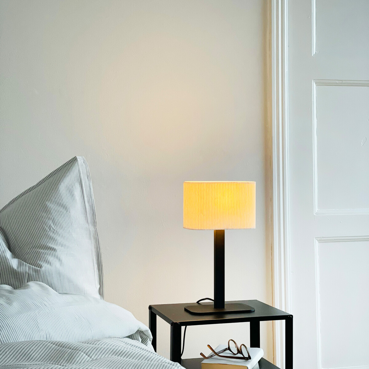 Køb Dyberg Larsen Bordlampe - Calix Med Oval Stof Skærm - Sort - Gucca.dk