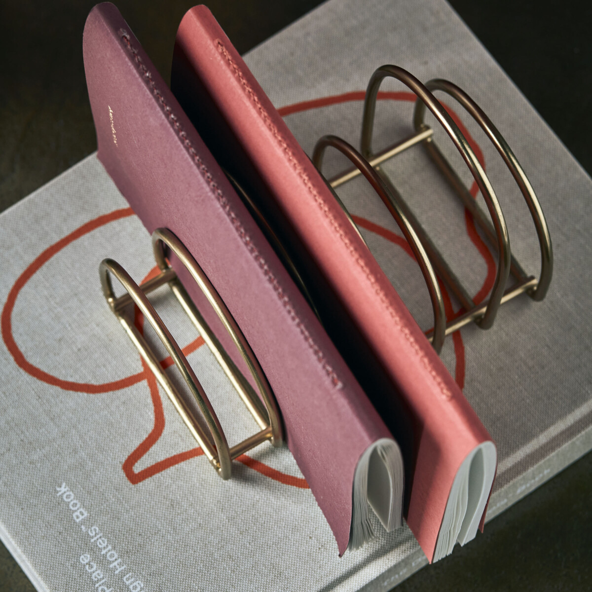 House Doctor - Dokumentstativ - Pampi - Gylden - 24 Cm | Se tilbud og køb på Gucca.dk