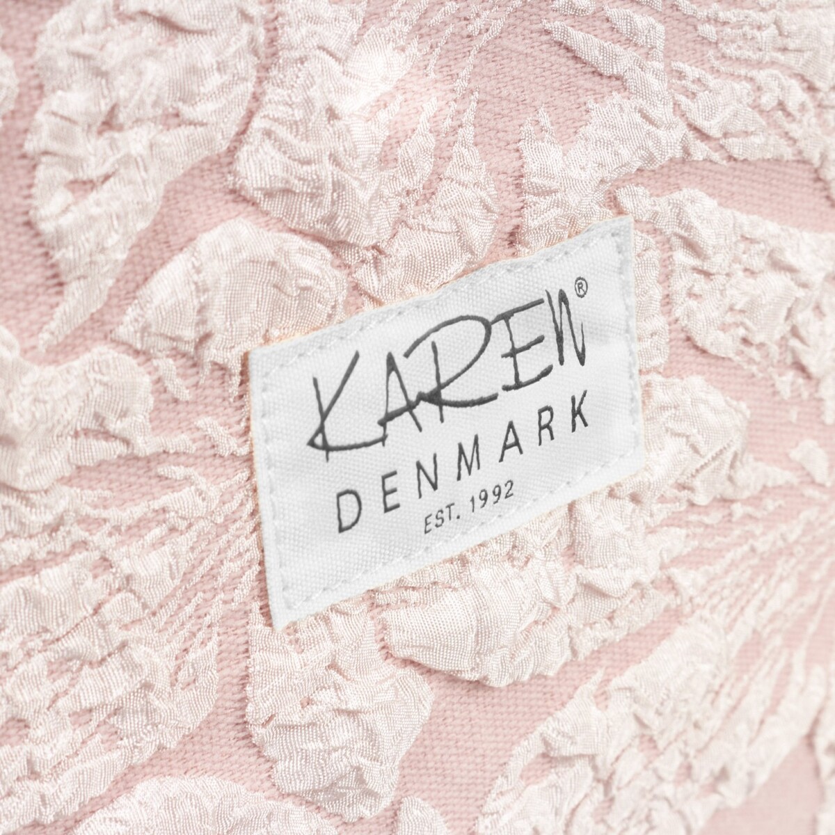 Køb Karen - Toilettaske Med Hank - Rosa Brocade fra Karen Denmark ...
