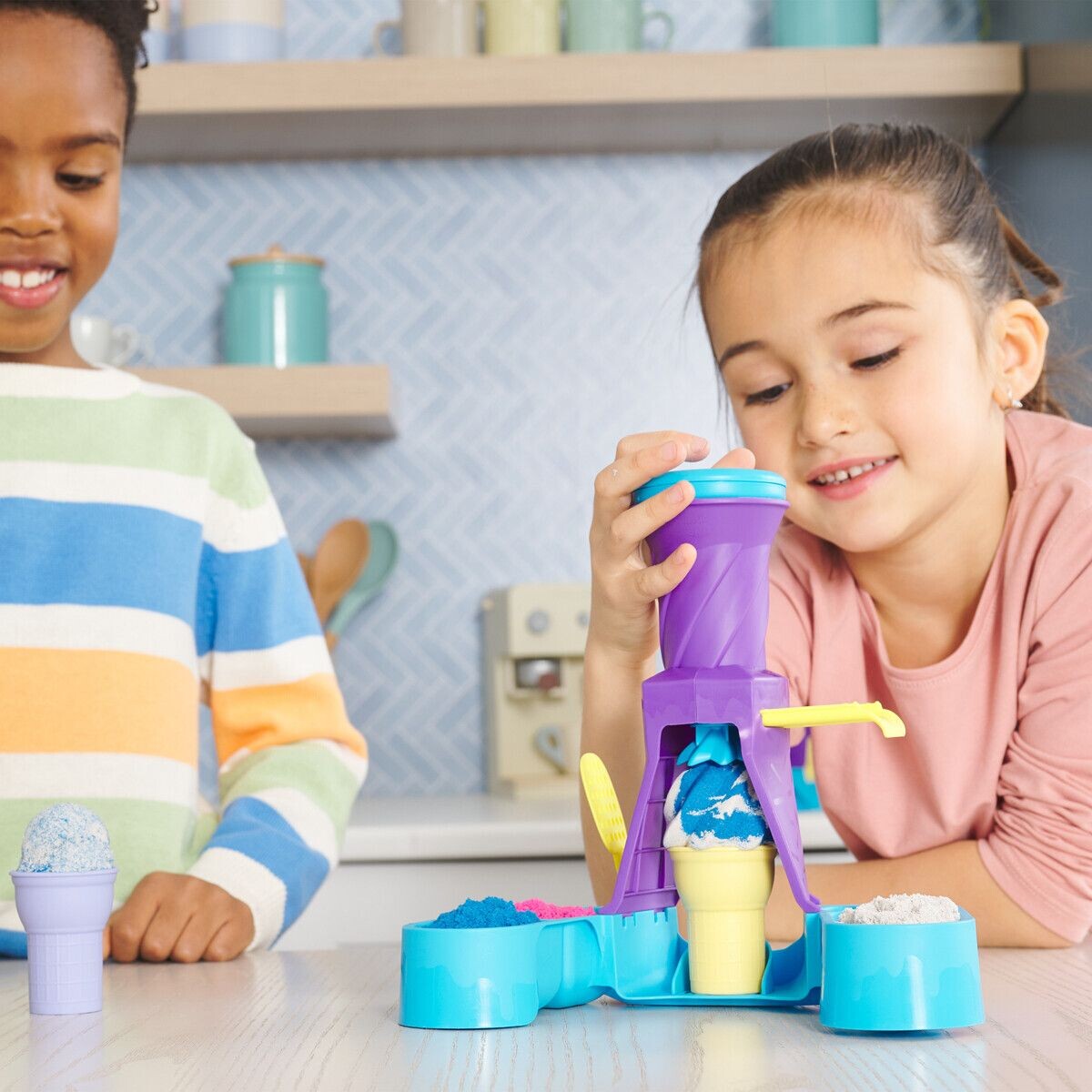 Køb Kinetic Sand - Is Maskine Legesæt - Soft Serve Station fra Spin ...