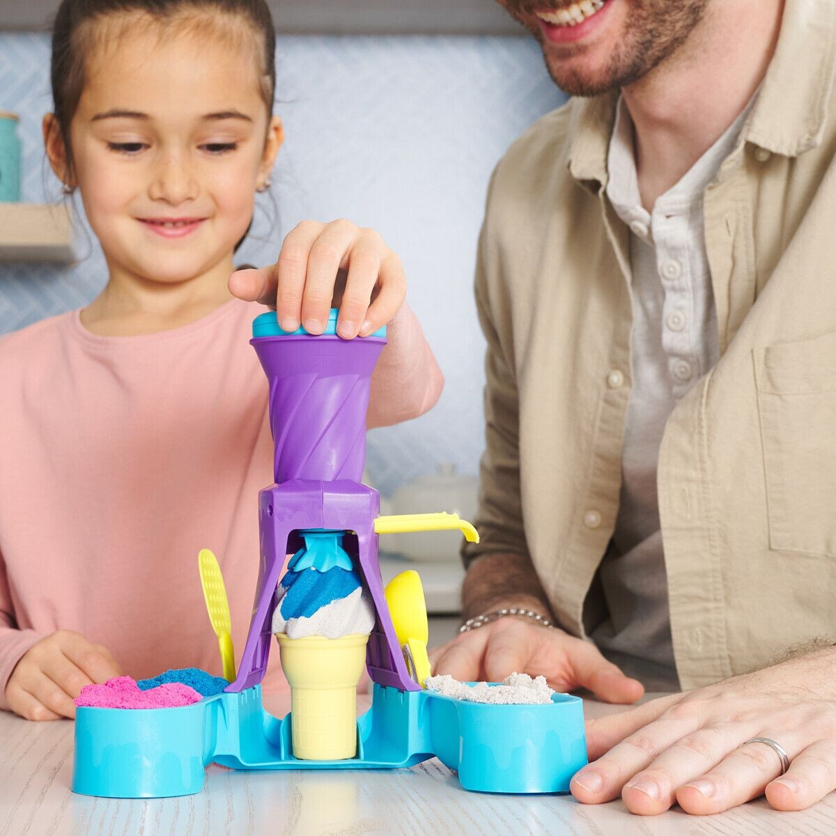 Køb Kinetic Sand - Is Maskine Legesæt - Soft Serve Station fra Spin ...