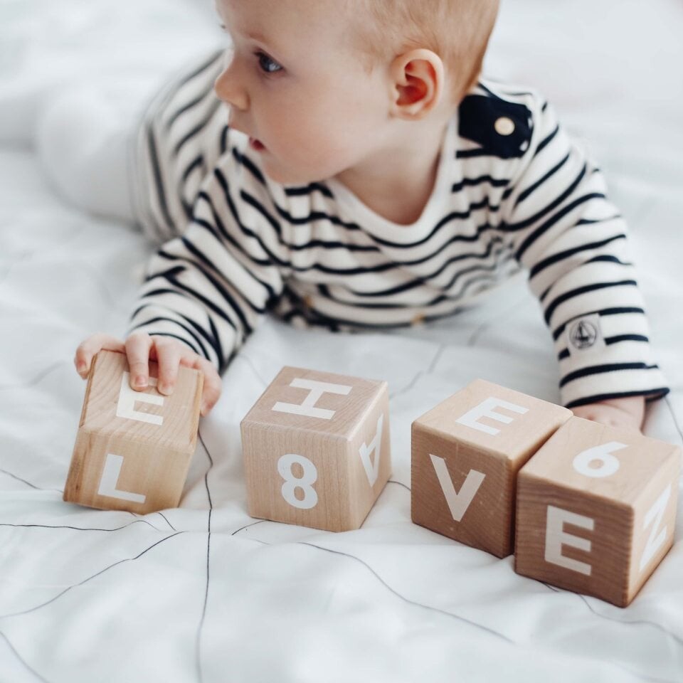 Køb Ooh Noo - Træklodser Med Hvide Bogstaver - Gucca.dk