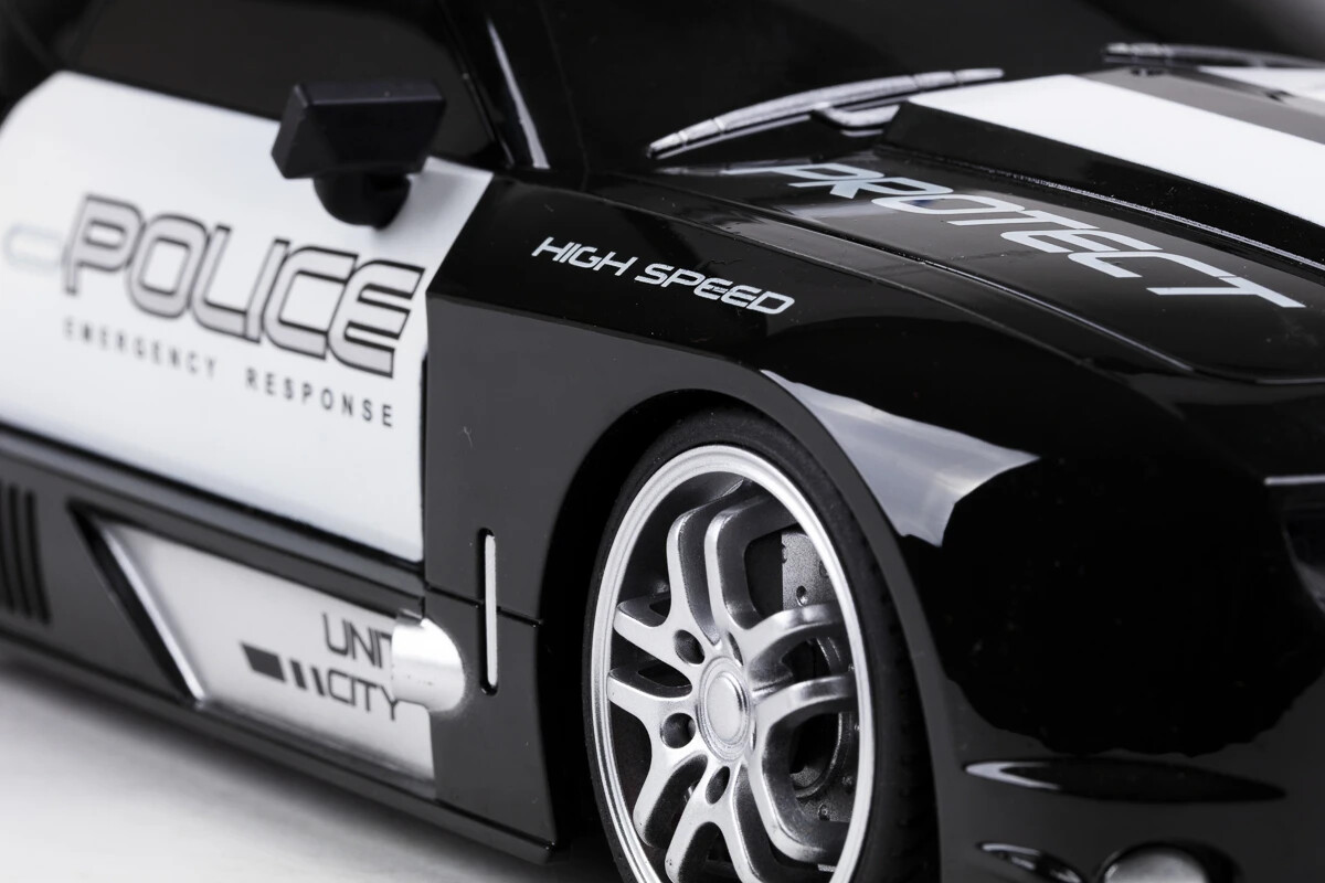 Fjernstyret Politibil Med Lys - Police Chase Road Stars - 1:12 - Sort | Se tilbud og køb på Gucca.dk