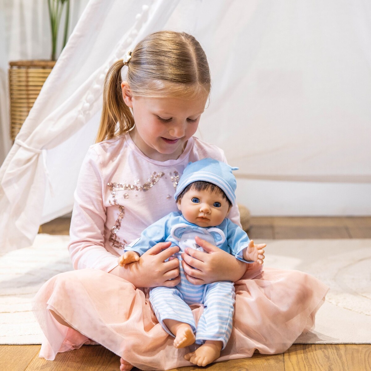 Køb Tiny Treasures - Dukke Med Brunt Hår Og Blåt Bamse Outfit - Gucca.dk