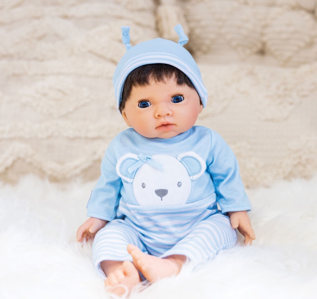 Køb Tiny Treasures - Dukke Med Brunt Hår Og Blåt Bamse Outfit - Gucca.dk