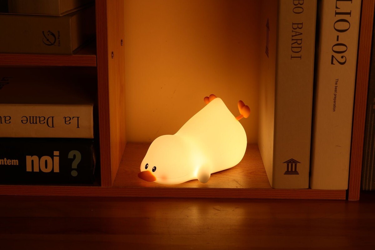 Køb Winkee - Clumsy Duck Night Light - Bordlampe - Compact - Gucca.dk